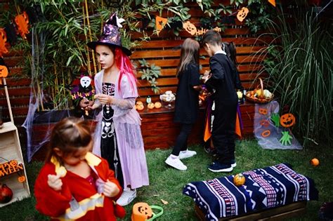 할로윈 정원 파티에서 과자를 먹고 의상을 입고 귀여운 어린 아이들 10월에 대한 스톡 사진 및 기타 이미지 10월 2 3 살 4 5세 Istock