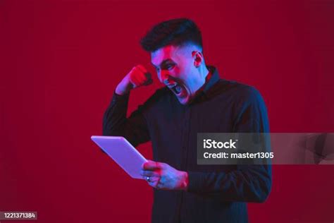 보라색 파란색 네온 빛 감정과 아름다운 빨간색 스튜디오 배경에 고립 된 백인 남자의 초상화 감정에 대한 스톡 사진 및 기타 이미지 Istock