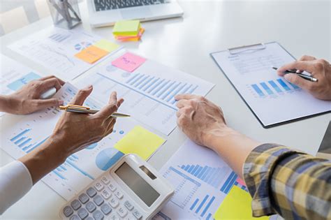 비즈니스 팀 회의가 참석합니다 새로운 스타트업 프로젝트와 함께 일하는 전문 투자자 사무실에서 디지털 태블릿 노트북 컴퓨터 디자인 스마트 폰 동료에 대한 스톡 사진 및 기타