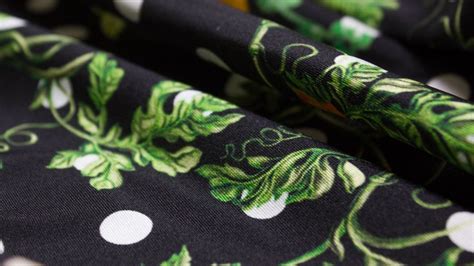 Купить шелковую ткань для блузки с оригинальным принтом в интернет-магазине