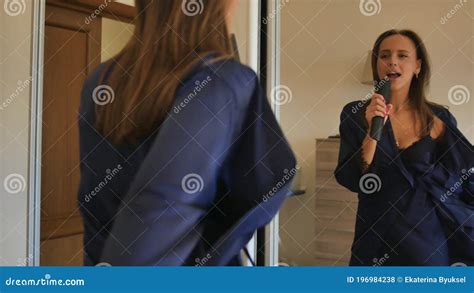 Joven Mujer Linda Posando Cantando Y Bailando Frente Al Espejo En La Casa De Soja Foto De
