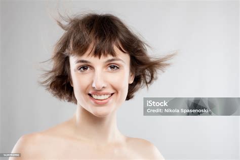 공중에 짧은 머리를 가진 아름 다운 갈색 머리 소녀의 스튜디오 초상화 20 24세에 대한 스톡 사진 및 기타 이미지 20