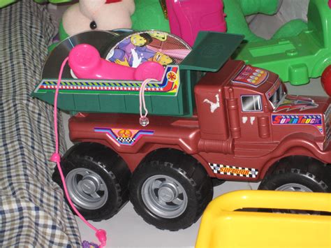 Love Is All Around Lori Sampah Yang Wangi