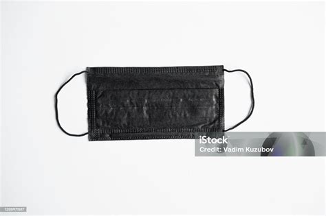 흰색 배경에 호흡 보호를위한 검은 색 수술 마스크 인플루엔자 및 바이러스의 전염병으로부터 보호하십시오 공황 코로나 바이러스 차우이드19 맨 위 보기 18 19세에 대한 스톡