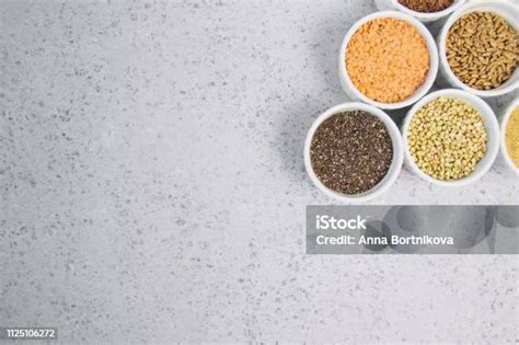 회색 배경에 다른 가루의 컬렉션입니다 메 밀 Chia 아마 아마 란 스 렌즈콩 쿠 스 쿠 스 밀의 상위 뷰 0명에 대한 스톡 사진 및 기타 이미지 Istock