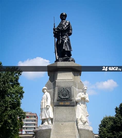 Паметникът на Незнайния войн в Хасково осъмна без главата на един от войниците