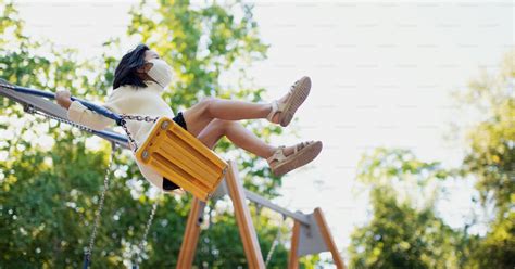 마을의 야외 놀이터에서 그네를 타고 얼굴 마스크를 쓴 작은 소녀 코로나바이러스 개념 사진 Unsplash의 운동장 이미지