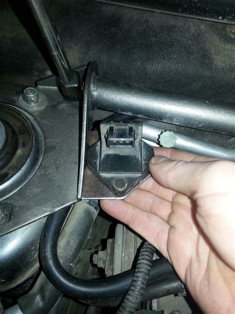 Крепление датчика неровной дороги и клапана адсорбера. — Lada Приора ...