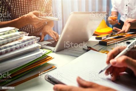 건축가 프로젝트의 사무실 건설 현장에서 회의를 작업 하는 비즈니스 맨 계약자의 팀워크 비즈니스에 대한 스톡 사진 및 기타 이미지 비즈니스 주황색 팀워크 Istock