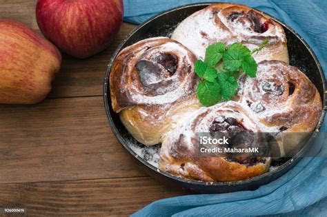 수 제 체리 파이 뿌려 가루 설탕과 사과의 배경에 민트의 장식 목조 소박한 배경입니다 상위 뷰 갈색에 대한 스톡 사진 및 기타 이미지 Istock