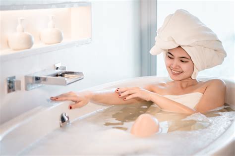 아시아 여성은 욕조에서 샤워를 하 고 목욕 방에서 비누 거품을 재생 합니다 가정 생활에 대한 스톡 사진 및 기타 이미지 가정