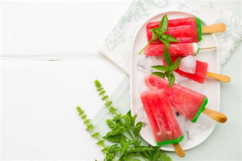 나무에 얼어붙은 차가운 얼음 수 박 아이스 그린 민트와 바 질 잎이 타원형 격판덮개 흰색 배경에서 얼음 조각에 막대기 여름 아이스크림 디저트 0명에 대한 스톡 사진 및 기타