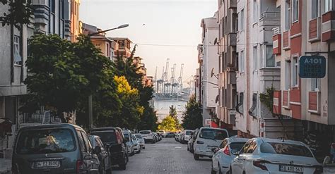 거리 건물 건축 경치 경치가 좋은 고요한 관광 교통 교통체계 구름이없는 기중기 나무 녹지 대칭 도로 도시 도시 풍경 도시의 렌트카 부두