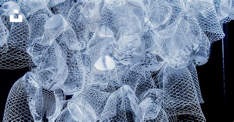 장식용 흰색 설치물이 검은 색에 매달려 있습니다 사진 Unsplash의 무료 무늬 이미지