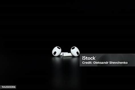 진정한 무선 이어폰 이어 버드 검은색 배경에 흰색 Tws 헤드폰 검은색 바탕에 흰색 이어버드 검정색 배경에 대한 스톡 사진 및 기타 이미지 Istock