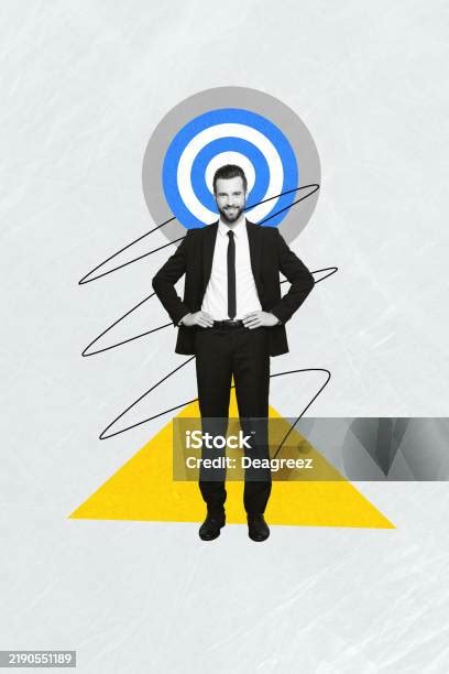 허리에 손을 대고 서 있는 자신감 있는 사업가의 수직 크리에이 티브 사진 콜라주 그리기 회색 배경에 야심 찬 목표 달성 25 29세에 대한 스톡 사진 및 기타 이미지