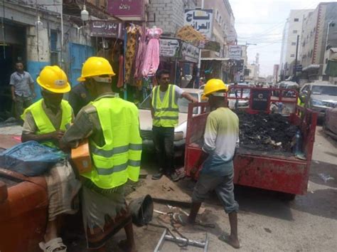 تواصل أعمال الصيانة لشبكة الصرف بالشيخ عثمان صور