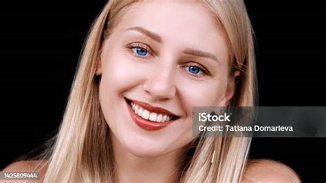 아름다운 여성의 얼굴 클로즈업 카메라를 바라보는 젊은 파란 눈동자 웃는 금발 소녀 일반적인 얼굴과 신체에 대한 노화 방지 관리 젊음의 연장과 피부의 신선함 건강관리와 의술에