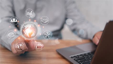 가상 화면 개념에 대한 비즈니스 작업 사업가 포인트 글로벌 네트워크 연결 및 배경에 흐릿한 흰색 벽이있는 사무실에서 작동하는 랩톱 사용 가리키기에 대한 스톡 사진 및 기타