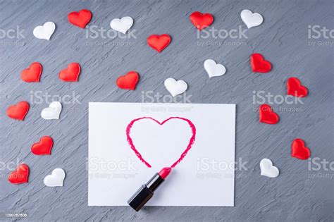 립스틱은 흰색과 빨간색 하트 복사 공간 평면 평지로 회색 배경에 흰색 종이에 하트 모양을 그립니다 공란에 대한 스톡 사진 및 기타 이미지 Istock
