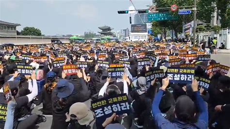 위즈경제 위고라 교권 보호 사각지대에 놓인 유치원 교사 현실적 대안은