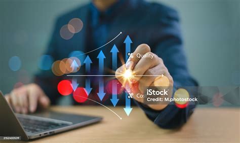 비용 효율적이고 품질 관리 개념 가상 품질 관리 성장 그래프와 비용 절감을 가진 사업가 제품 또는 서비스에 대한 비용 최적화를 통해 비즈니스 위험 솔루션 개선 가격에 대한