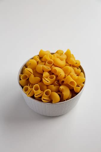 원시 건조 유기 파이프 Rigate 파스타는 흰색 배경에 그릇에 담겨 있습니다 건강한 식생활에 대한 스톡 사진 및 기타 이미지 건강한 식생활 건조한 곡초류 Istock