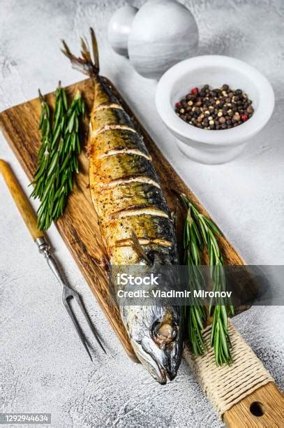 오븐은 허브와 함께 전체 고등어 물고기를 구워 흰색 배경입니다 위쪽 보기 고등어류에 대한 스톡 사진 및 기타 이미지 고등어류 훈제 음식 굽기 Istock