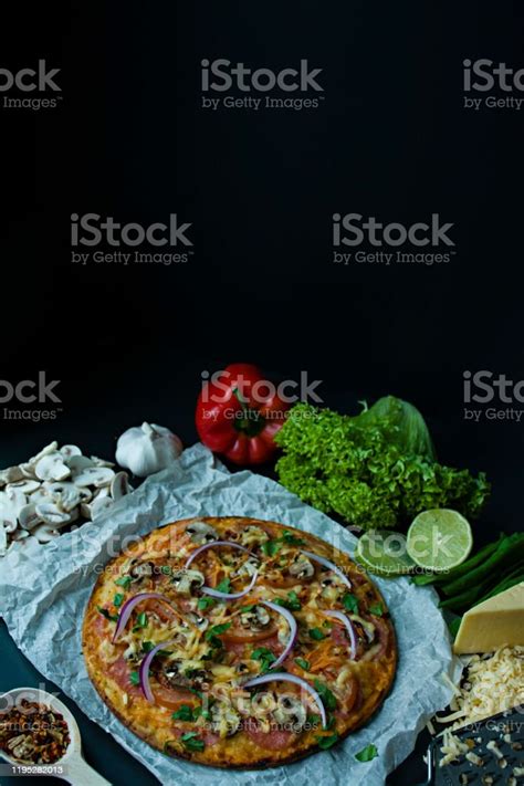 어두운 배경에 소시지 토마토 버섯 치즈와 신선한 피자 신선한 야채와 향신료로 장식되어 있습니다 텍스트에 배치합니다 측면 뷰 레스토랑에 대한 스톡 사진 및 기타 이미지