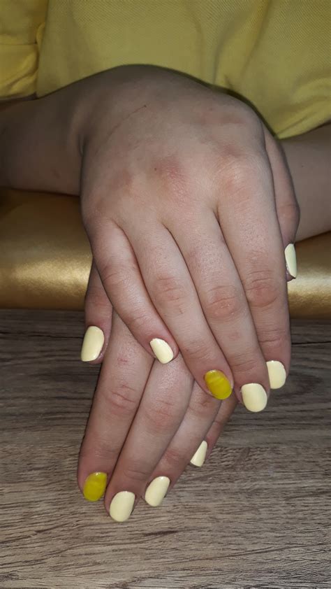 ყვითელი და ფოსფორისფერი შილაკი სილამაზის სალონი ვიზუალი Facebook