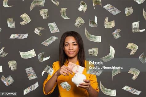 회색 배경에 돈으로 비가 내리는 쾌활한 아프리카 계 미국인 여성의 컨셉 사진 18 19세에 대한 스톡 사진 및 기타 이미지 18 19세 개념 금융 Istock
