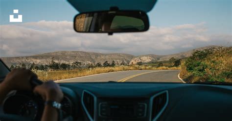 낮 동안 도로에 자동차 사진 Unsplash의 무료 브라질 이미지