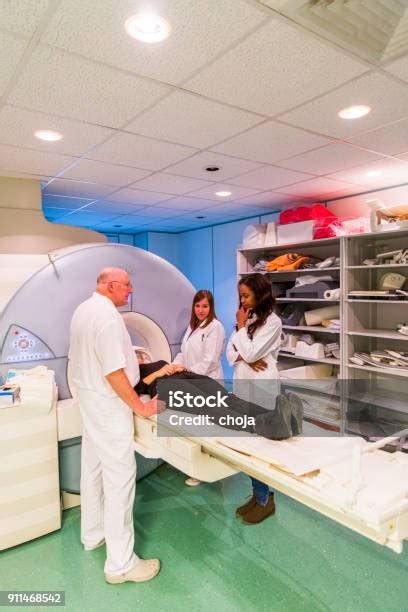 여자 환자 Mri 스캔 데 수석 방사선 그리고 2 명의 닥터 지원 Cat 스캔에 대한 스톡 사진 및 기타 이미지 Cat 스캔 Mri 스캐너 Mri 스캔 Istock