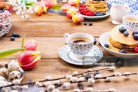 신선한 아침 커피와 아침 식사에 대 한 수 제 파이입니다 낭만적인 아침과 봄 꽃 열매의 팬케이크 부활절과 집 편안 함에 대 한 개념입니다 0명에 대한 스톡 사진 및 기타