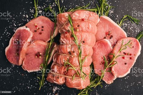 로즈마리와 나무에 향신료와 원시 고기 쇠고기 등심 최고의 볼 수 있습니다 텍스트에 대 한 여유 공간 0명에 대한 스톡 사진 및 기타 이미지 Istock