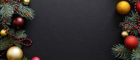 크리스마스 배너입니다 전나무 나무 가지 황금과 빨간 공 화환 검은 색 Xmas 배경 크리스마스 프레임 인사말 카드 템플릿 웹 배너 모형 플랫 레이 상단 보기 복사 공간