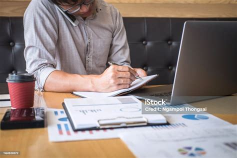 보고서 문서 및 분석 그래프 문서에 재무 데이터 계산 재무 통계 작성을 통해 랩톱 컴퓨터에서 투자 프로젝트를 수행하는 사업가 경제에 대한 스톡 사진 및 기타 이미지 Istock