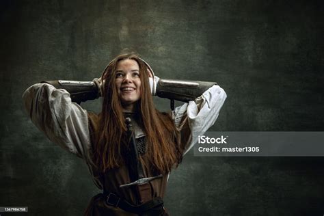 어두운 빈티지 배경에 고립 된 음악을 듣고 헤드폰에 더러운 상처 얼굴을 가진 젊은 중세 전사 또는 기사 시대 역사의 비교 25 29세에 대한 스톡 사진 및 기타 이미지