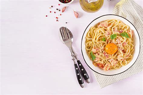 판 세타 계란 경질 파마산 치즈와 크림 소스로 만든 클래식 한 카르보나라 파스타 이탈리아 요리를 제공 합니다 스파게티 알라 카르보나라 평면도 평 신도 복사 공간 건강한