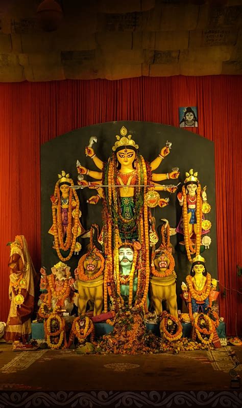 Durga Puja 공예 꽃줄을 단 노란색 대칭 매혹적인 목걸이 문화 유산 문화적 민족 의상 벵골어 축제 비자야다샤미 빨간 사자 생생한 색상 서