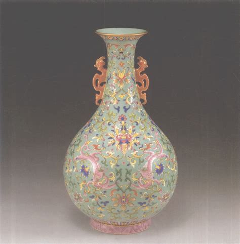 绿地粉彩穿花龙纹双耳瓶 瓷器
