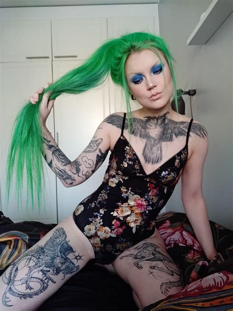 Green Hair And Tats 💚😈 Scrolller