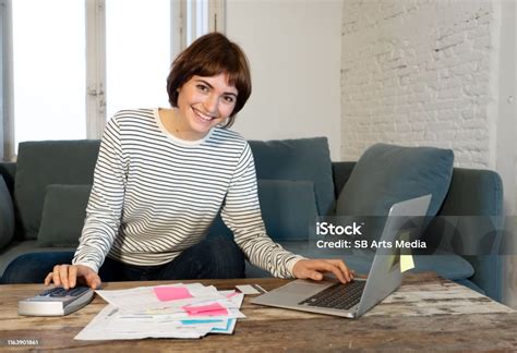비용 요금 모기지 세금 및 지불 청구서를 계산 하는 성공적인 회계 주택 재정 느낌 노트북 행복 한 여자 전자 뱅킹 전자 상거래 및 가정 또는 중소기업 회계사 기업가에 대한
