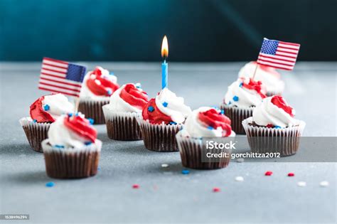 독립 기념일 7 월 4 일 미국 미국 상징과 미국 애국 파티 컵케이크 디저트 크림 치즈 또는 버터크림으로 장식되어 있습니다 0명에 대한 스톡 사진 및 기타 이미지 Istock