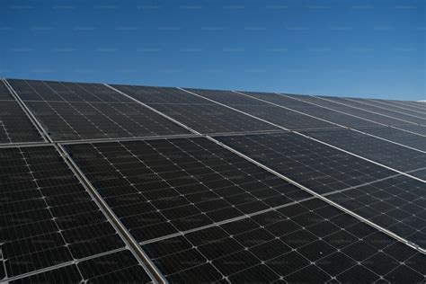 건물 옥상에 있는 태양 전지판의 줄 사진 Unsplash의 태양 전지 패널 이미지