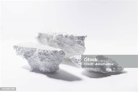 거품 스티로폼의 흰색 연단을 흰색 돌 모형으로 예술하여 프리젠 테이션을하고 화장품이나 제품을 그림자가있는 밝은 빛으로 보여줍니다 간단한 최소 스타일의 템플릿 장면 0명에