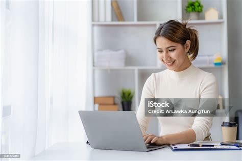 집에서 일하는 독립적 인 아시아 여성 홈 오피스의 책상에 앉아있는 노트북을 사용하는 비즈니스 여성 라이프 스타일 개념 인터넷에서