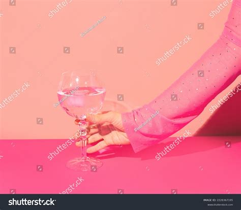 분홍색 진 칵테일은 하이볼 유리에 여성은 스톡 사진 2228367195 Shutterstock