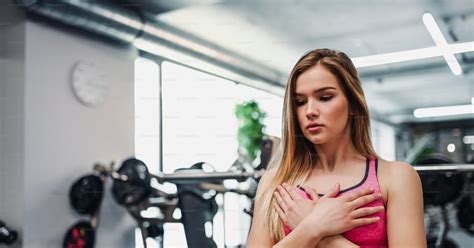 체육관에서 운동을 하는 아름다운 소녀 또는 여성의 초상화 사진 Unsplash의 슬로바키아 이미지