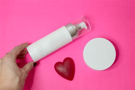 화장품과 분홍색 배경 위에 크림 병을 들고 여자 사랑 스킨 케어 제품 병에 든 보틀 코스메틱 크림 로션 미용 미용 패턴tube 핸드 크림 액체 로션 용 용기 개체 그룹에